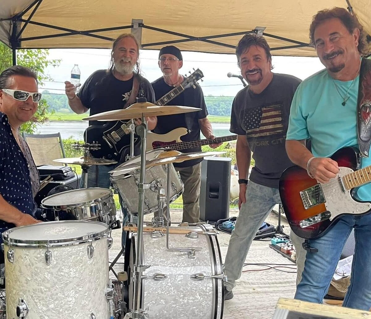 Earl’s Hideaway Lounge – Sebastian Daily