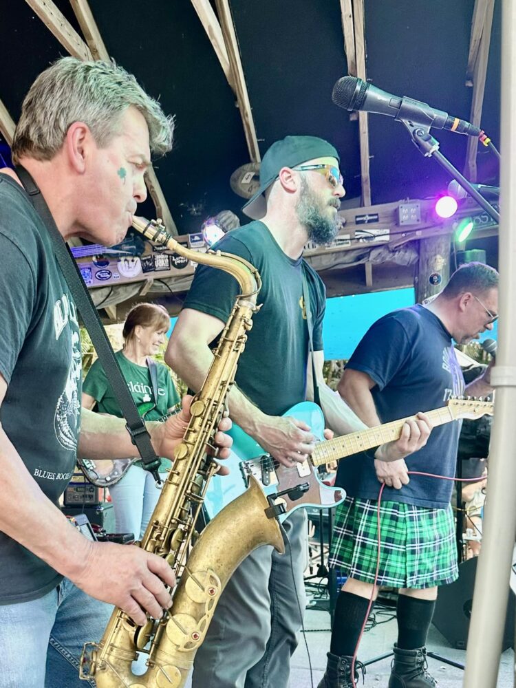 Earl’s Hideaway Lounge – Sebastian Daily